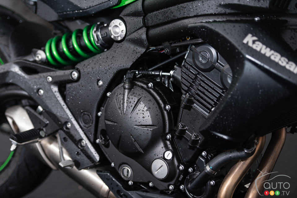 Photos - 2015 Kawasaki ER-6n ABS Review