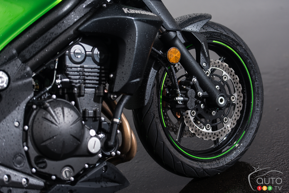 Photos - 2015 Kawasaki ER-6n ABS Review